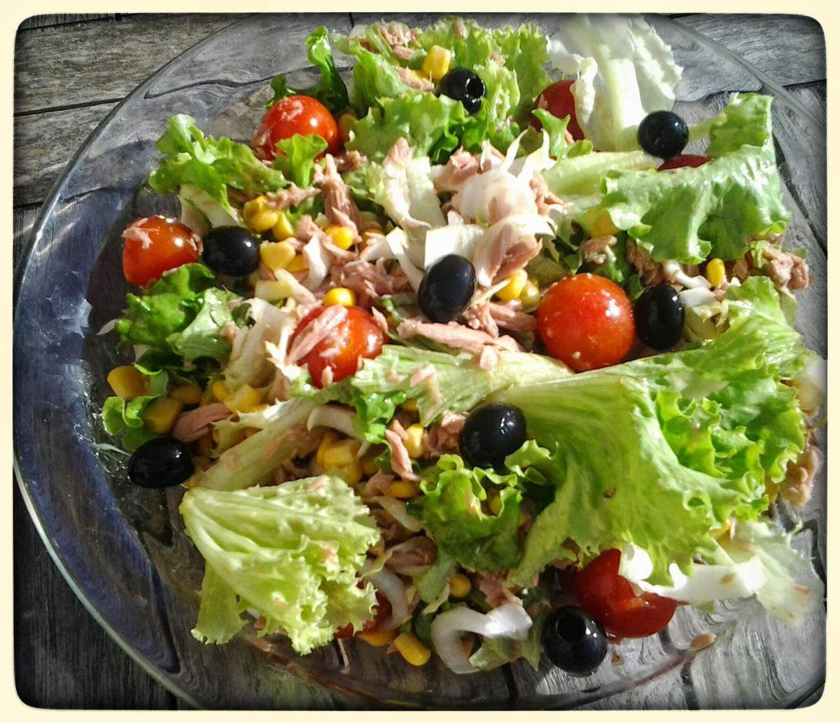 Salade vertes aux endives, thon, maïs et tomate cerise – La cuisine de ...