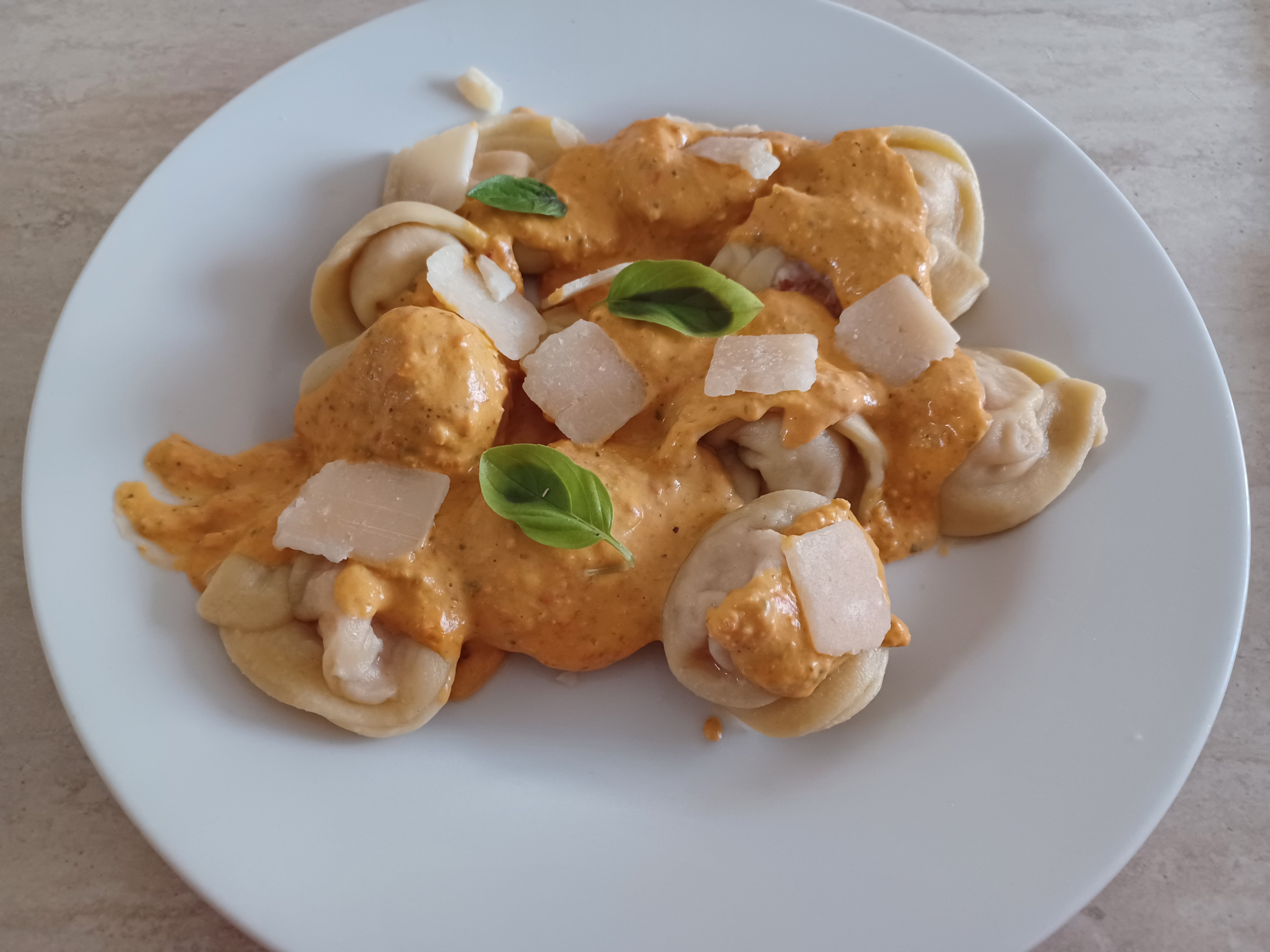Tortellini sauce aux tomates cerises, feta et basilic – La cuisine de ...