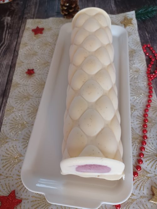 Bûche vanille, pistache et son insert aux fruits rouge – La cuisine de ...