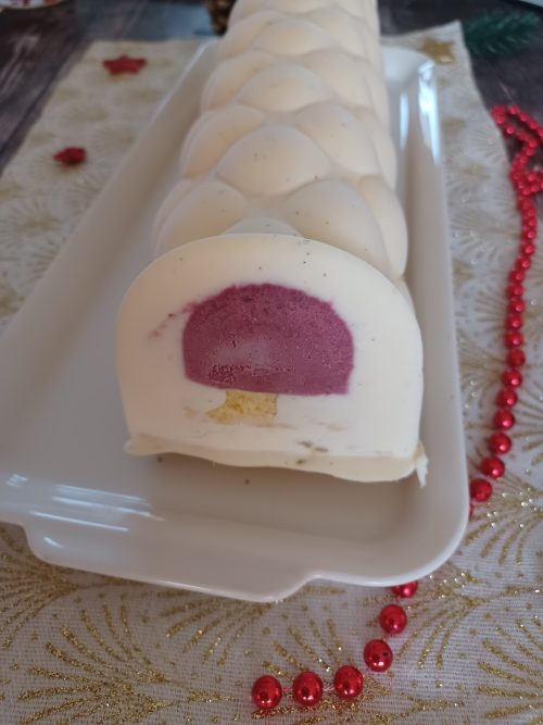 Bûche vanille, pistache et son insert aux fruits rouge – La cuisine de ...